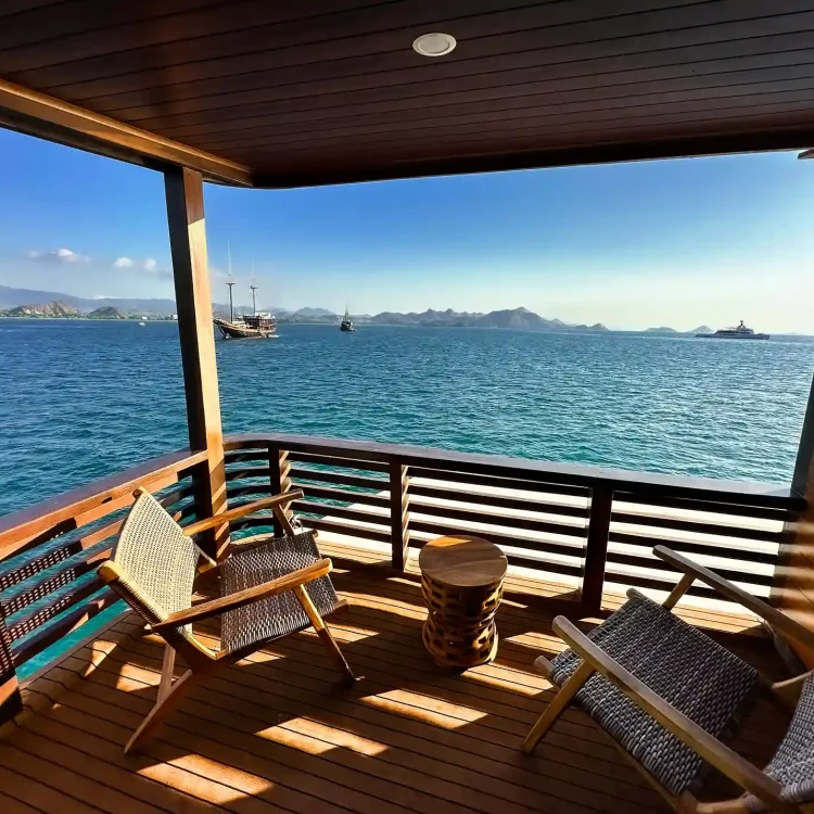 Neptune Cruise Phinisi - Luxury Private Charters in Komodo National Park