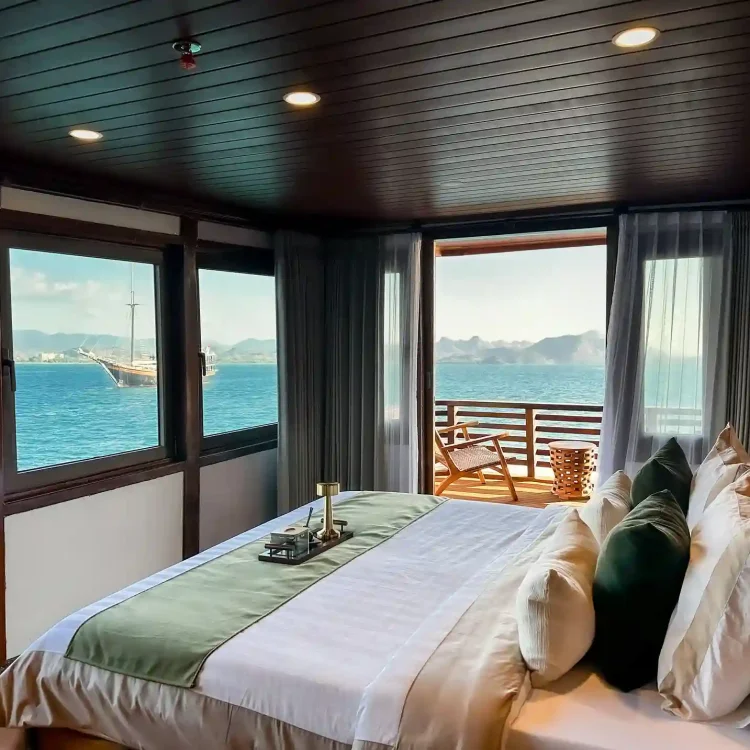 Neptune Cruise Phinisi - Luxury Private Charters in Komodo National Park
