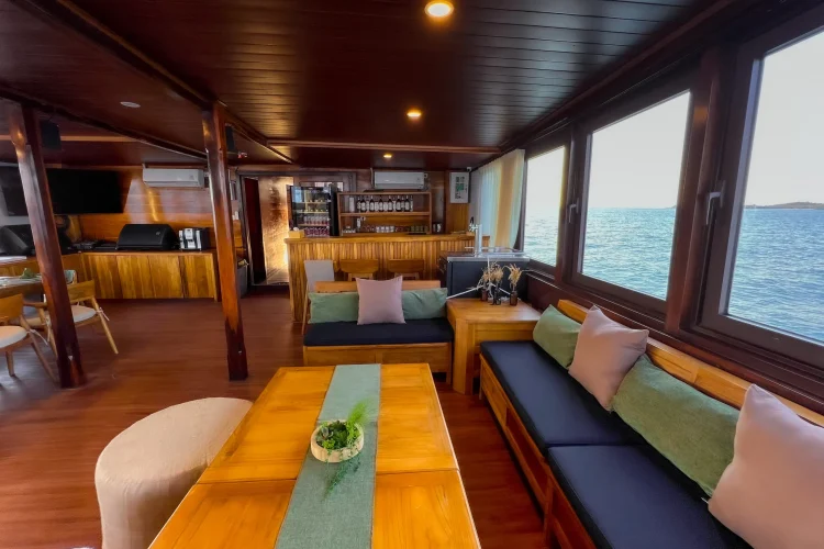 Neptune Cruise Phinisi - Luxury Private Charters in Komodo National Park