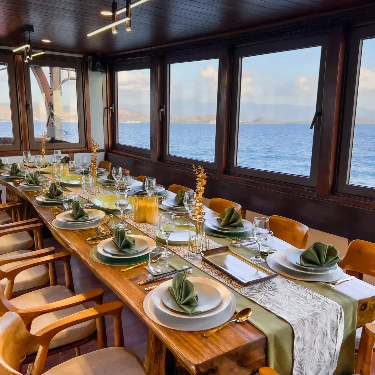 Neptune Cruise Phinisi - Luxury Private Charters in Komodo National Park